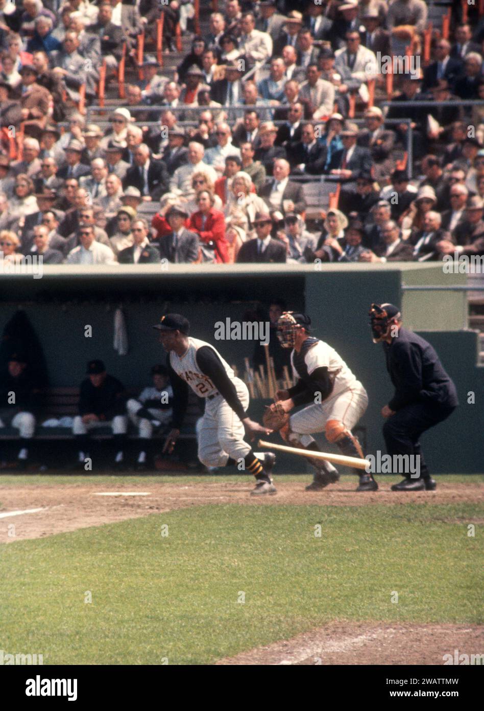 SAN FRANCISCO, CA - MAY 2: Roberto Clemente #21 of the Pittsburgh ...