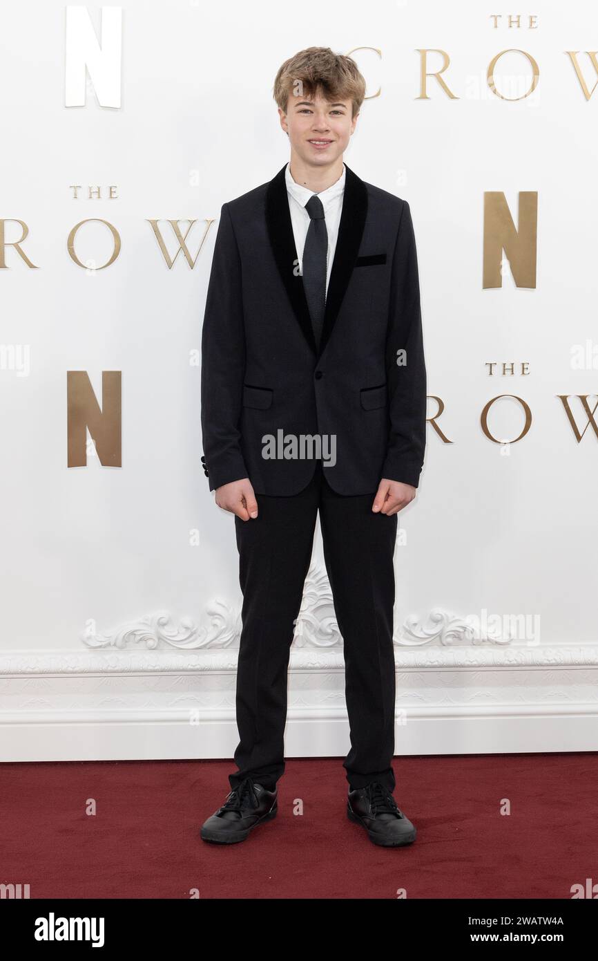 Cast and guests on the red carpet for The Crown' finale celebration ...