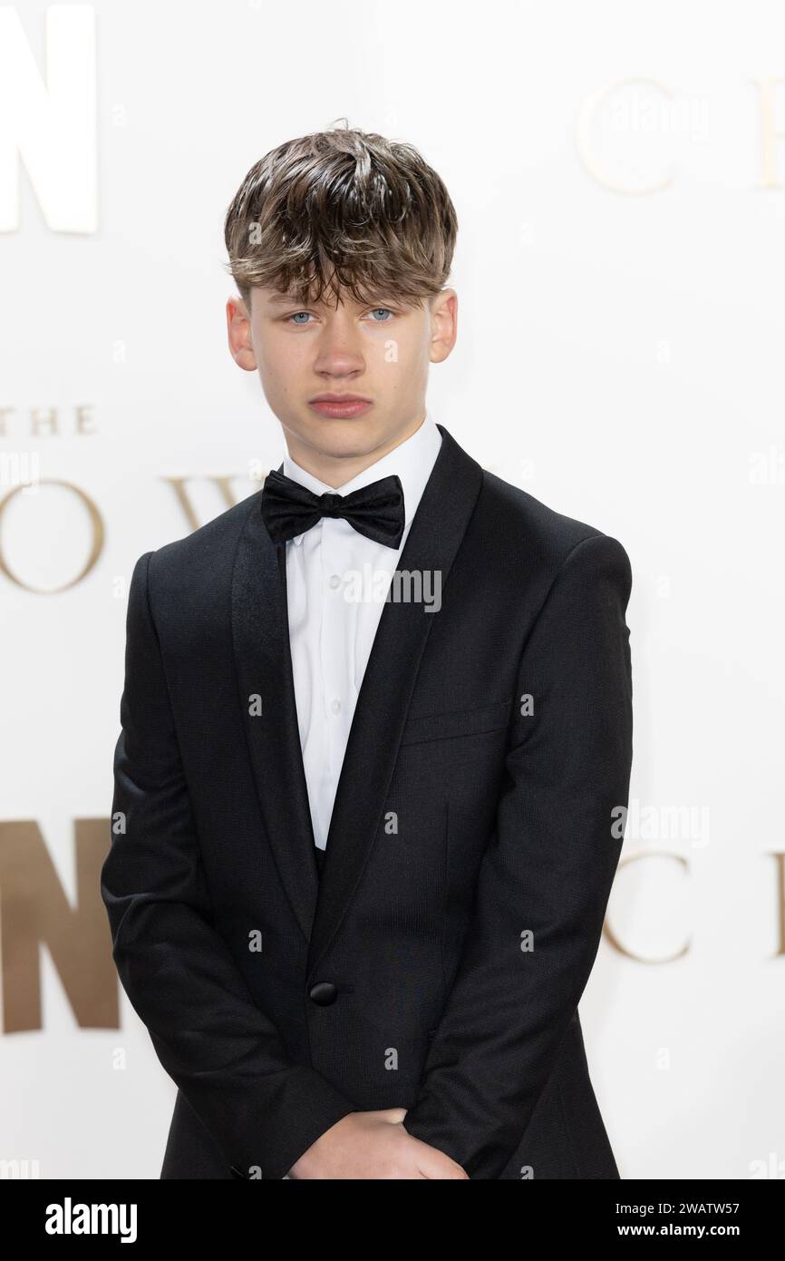 Cast and guests on the red carpet for The Crown' finale celebration ...