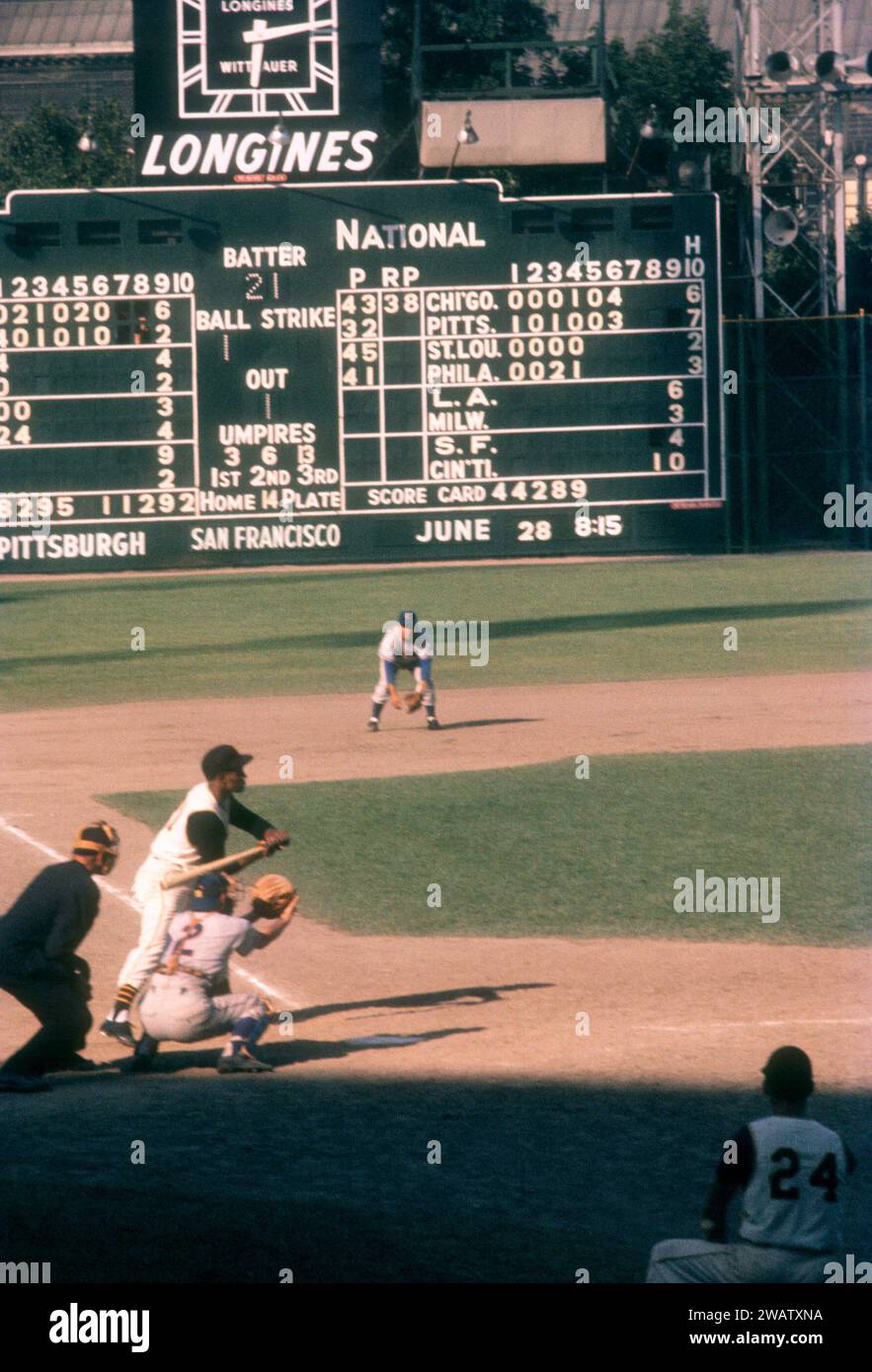 PITTSBURGH, PA - JUNE 26: Roberto Clemente #21 of the Pittsburgh ...