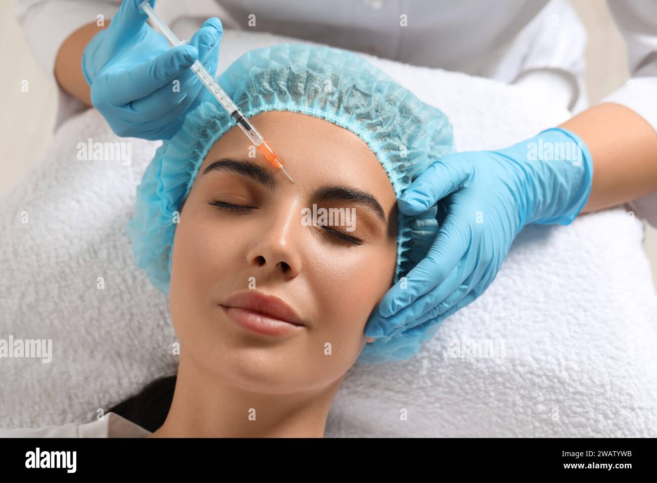 Doctor giving an injection hi-res stock photography and images - Alamy
