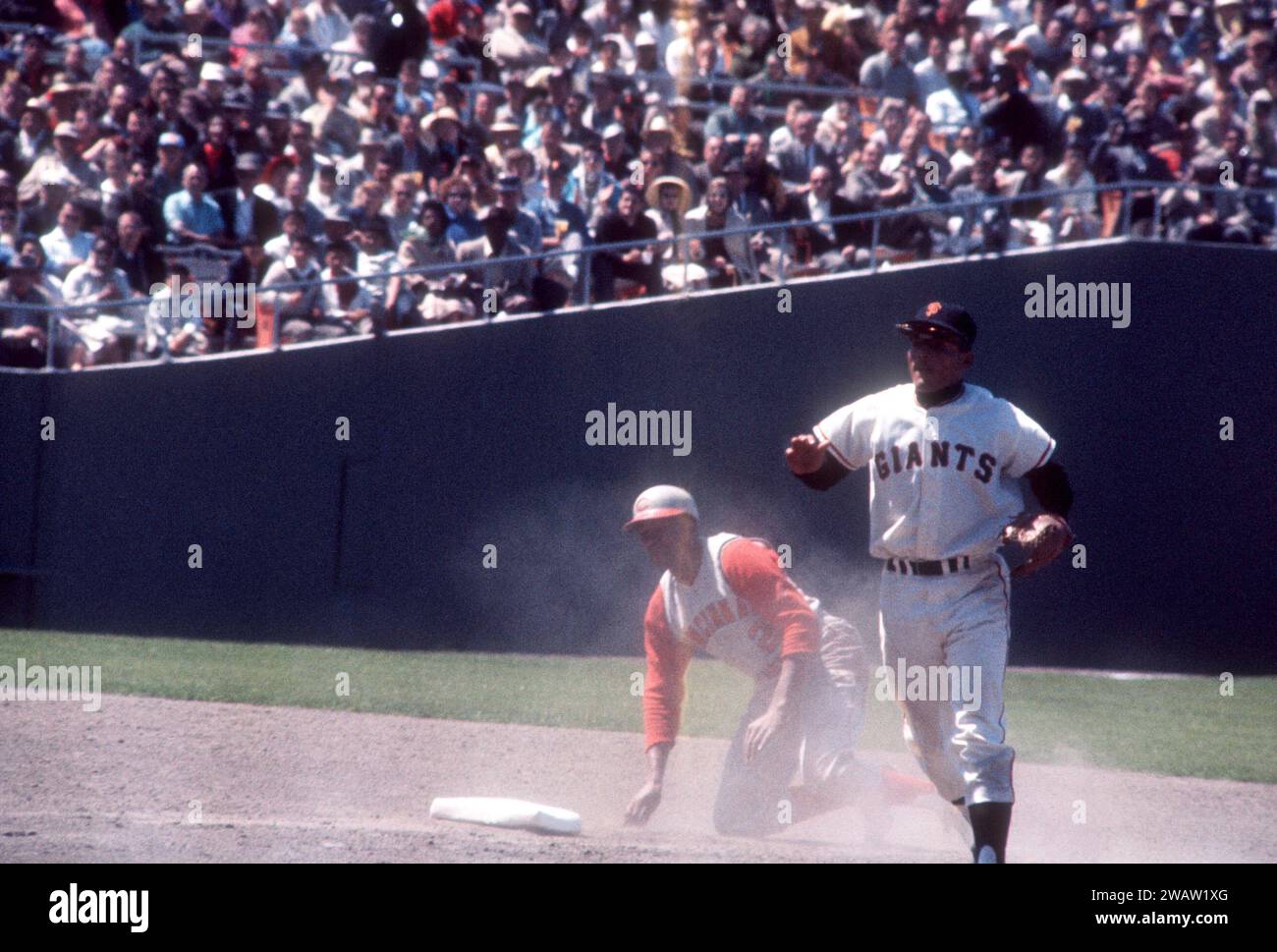 SAN FRANCISCO, CA - MAY 30: Frank Robinson #20 of the Cincinnati Reds ...