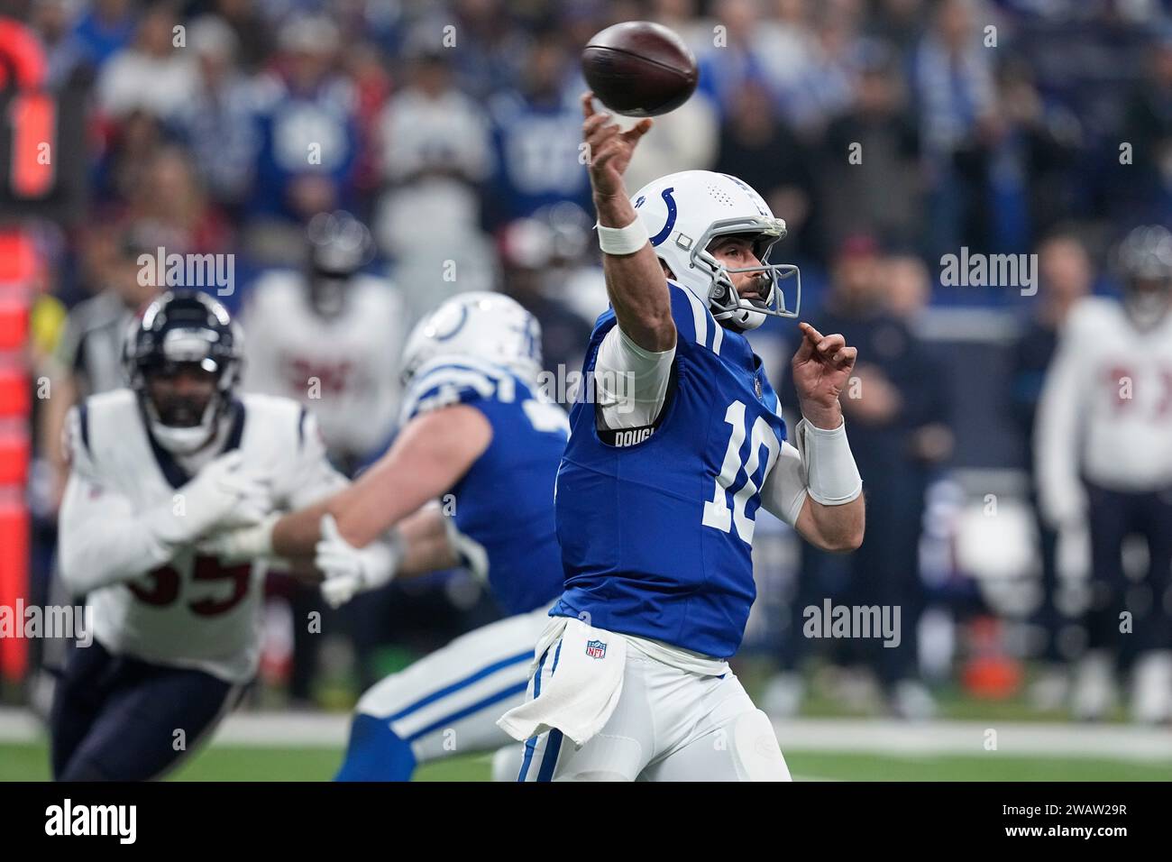 Indianapolis Colts quarterback Gardner Minshew (10) throws a pass during the first half of an ...