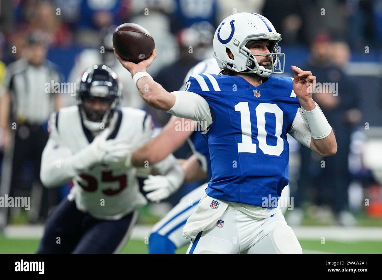 Indianapolis Colts quarterback Gardner Minshew (10) throws a pass ...
