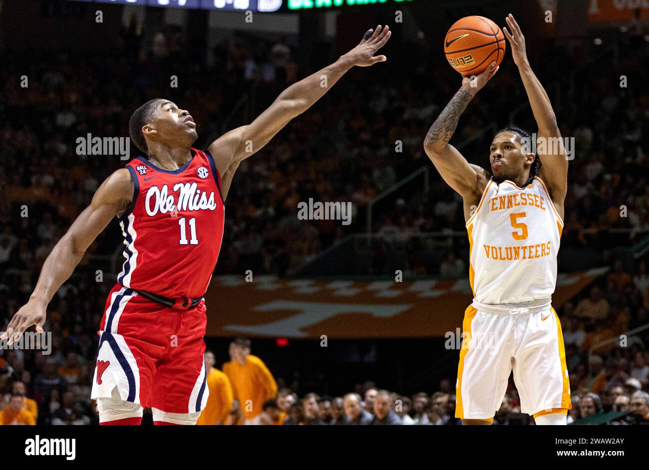 Tennessee guard Zakai Zeigler (5) shoots over Mississippi guard Matthew ...