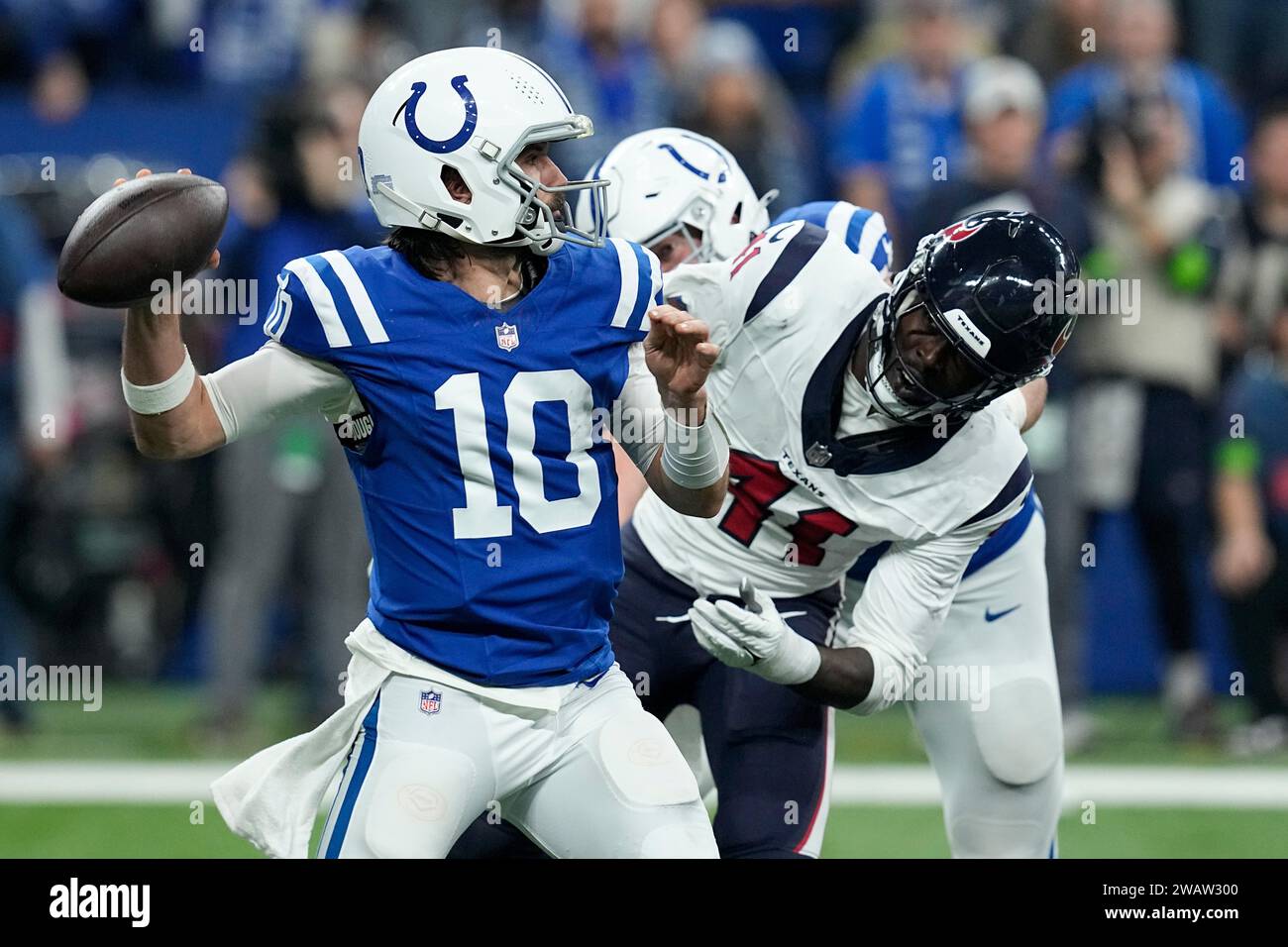 Indianapolis Colts quarterback Gardner Minshew (10) throws a pass as ...