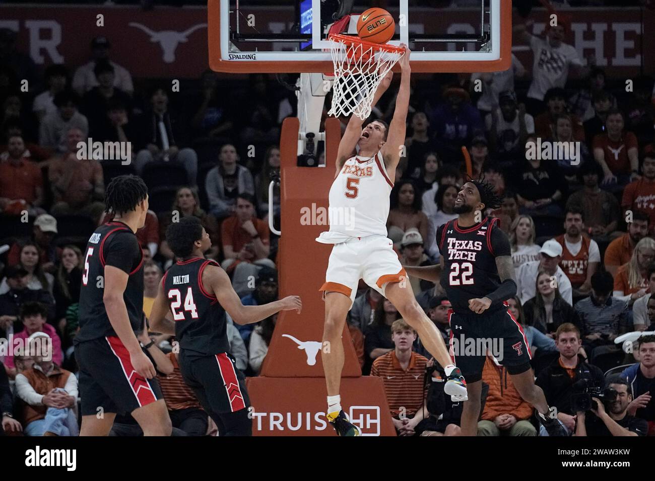 Texas forward Kadin Shedrick (5) drives to the basket past Texas Tech ...