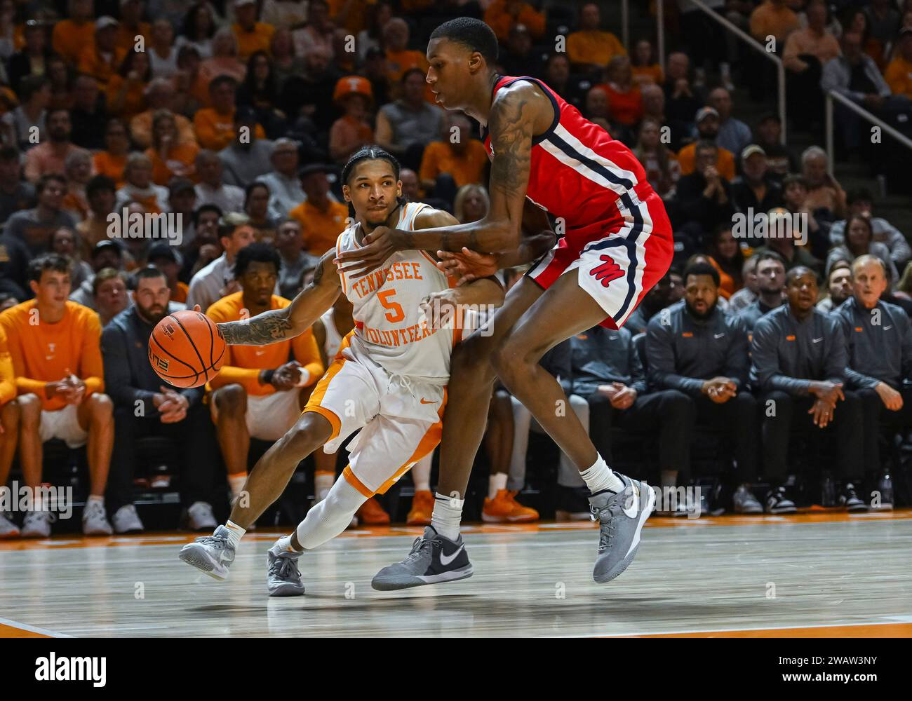KNOXVILLE, TN - JANUARY 06: Tennessee Volunteers guard Zakai Zeigler (5 ...