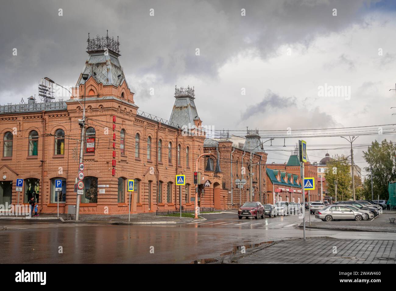 The old red-brick building, and traffic on the rainy streets of Barnaul ...