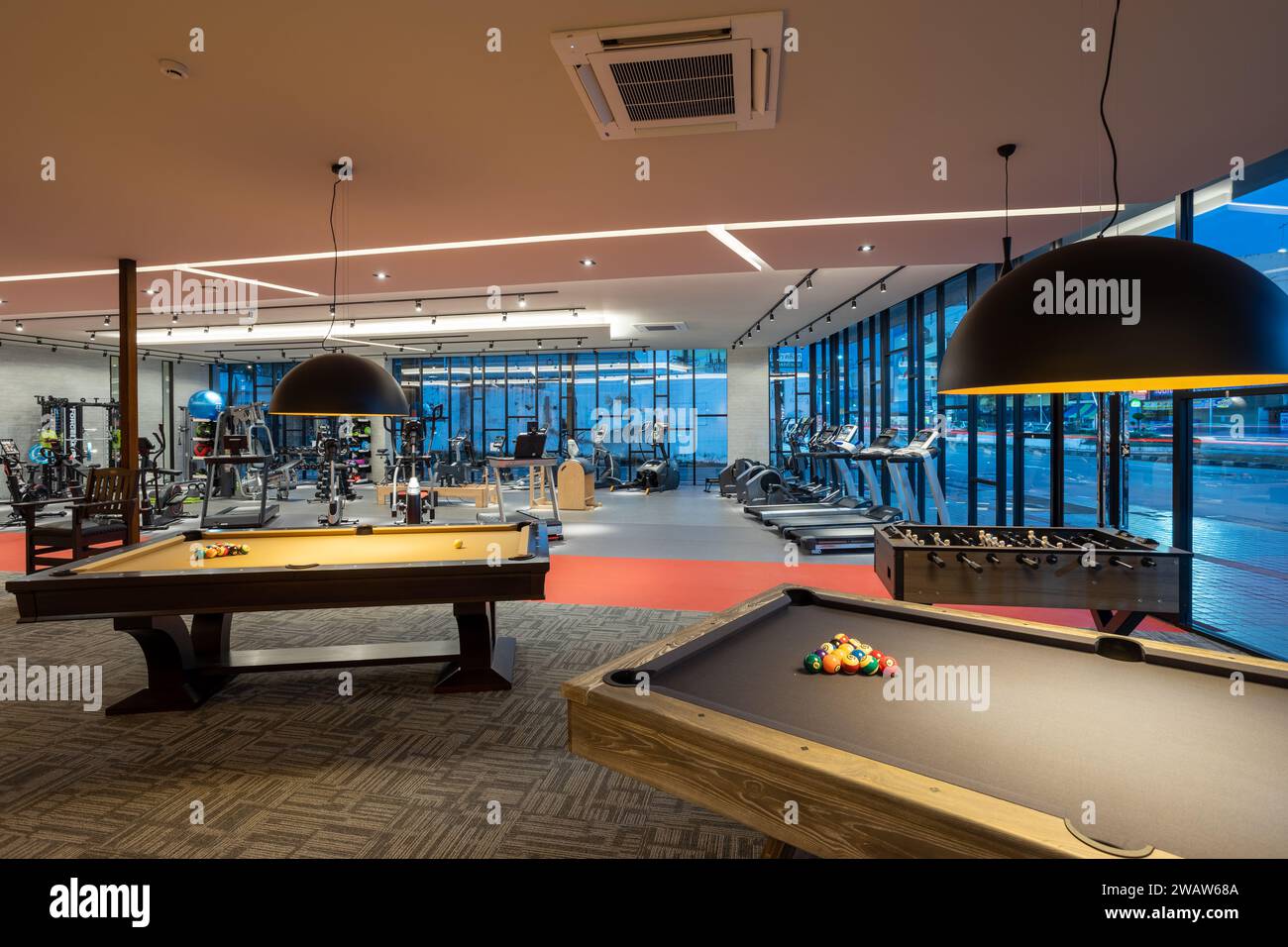 Elliptical pool table hi-res stock photography and images - Alamy