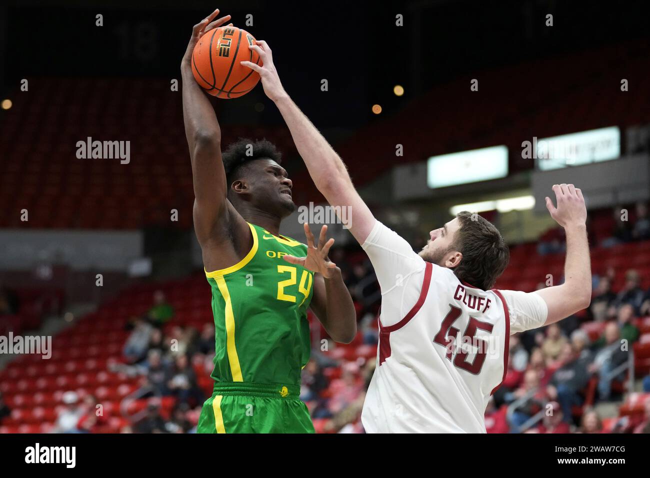 Oregon center Mahamadou Diawara (24) is blocked by Washington State ...