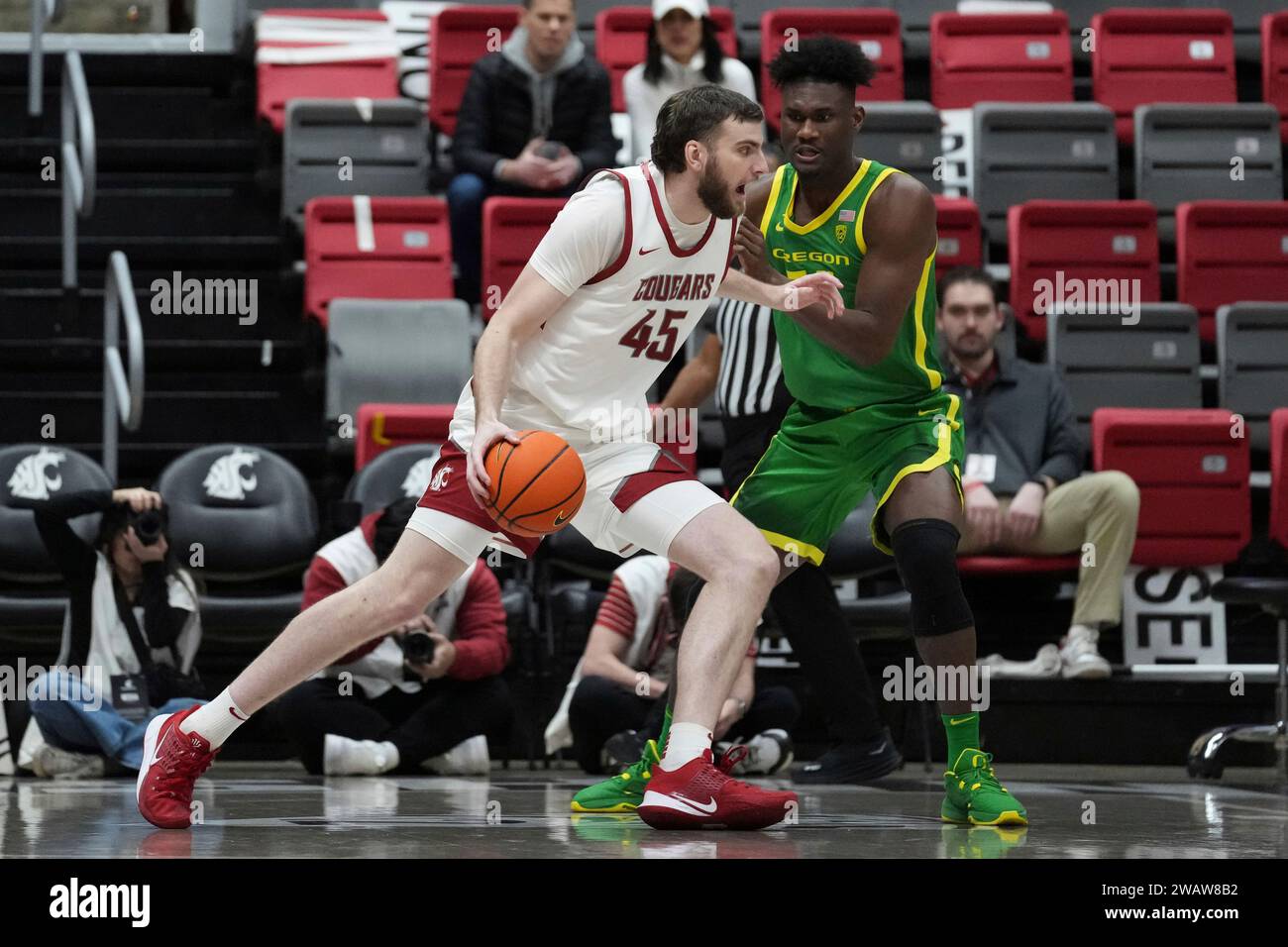 Washington State forward Oscar Cluff drives around Oregon center ...