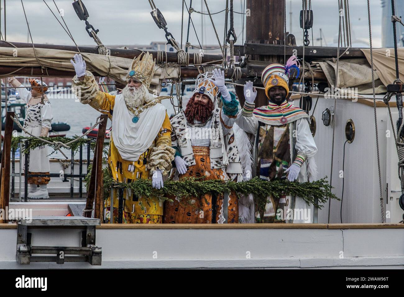 Barcelona, Spain. 05th Jan, 2024. The Three Wise Men salutes at the ...