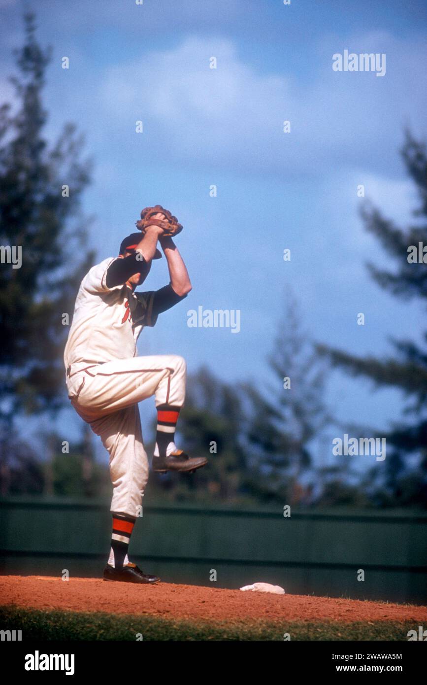 BRADENTON, FL - MARCH, 1957: Pitcher Warren Spahn #21 of the Milwaukee ...