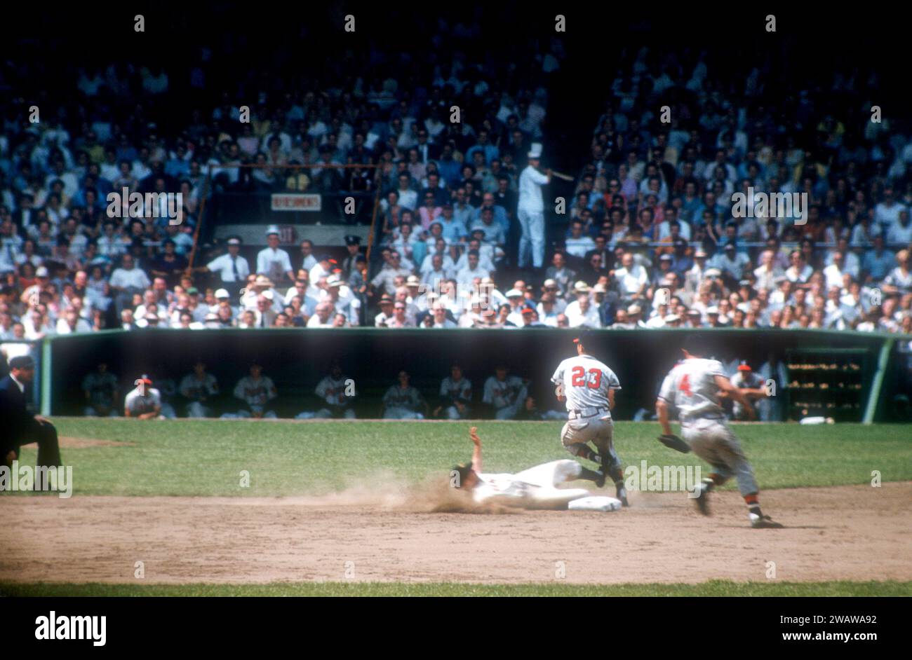 NEW YORK, NY - 1954: Johnny Logan #23 of the Milwaukee Braves starts ...