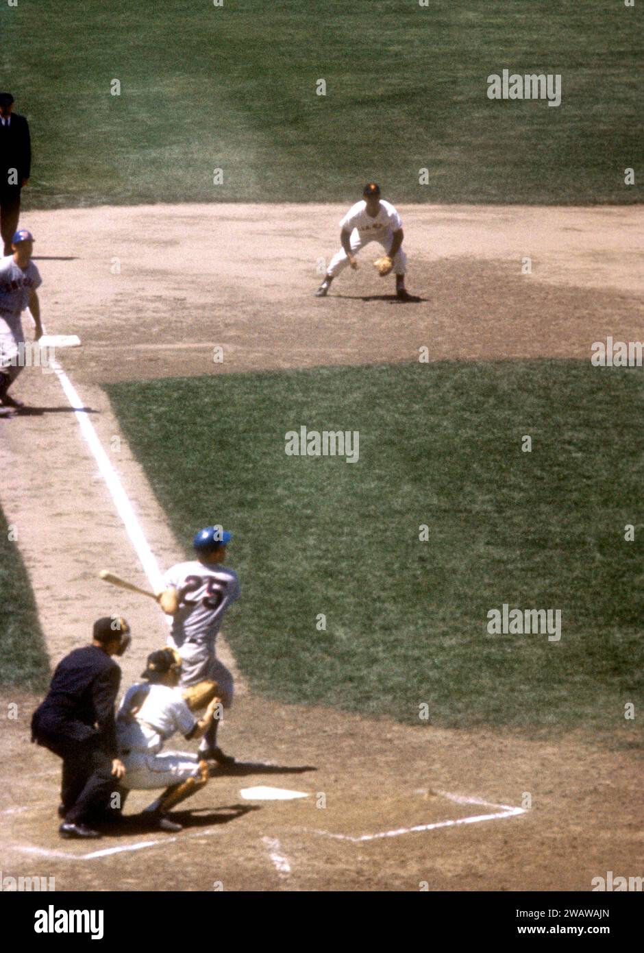 SAN FRANCISCO, CA - JUNE 1: Frank Thomas #25 of the Chicago Cubs swings ...
