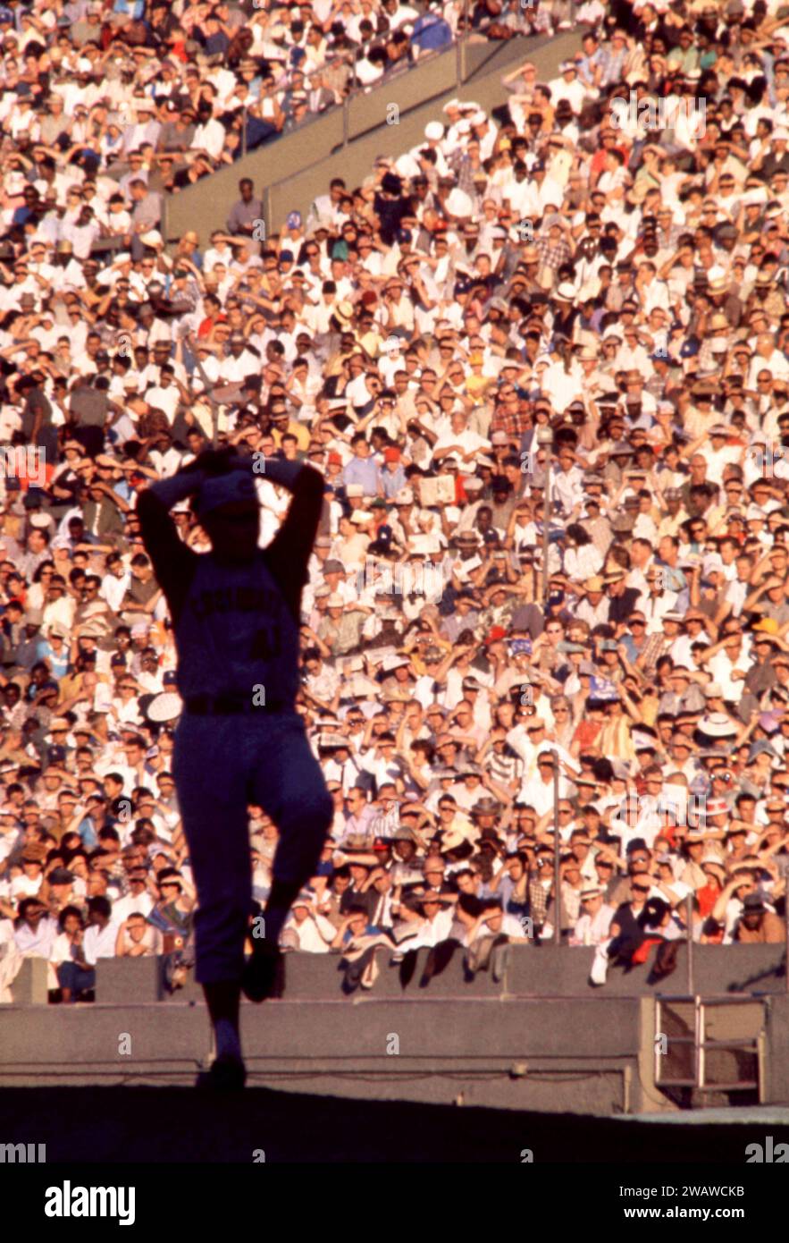 LOS ANGELES, CA - JULY 7: Pitcher Ken Hunt #41 of the Cincinnati Reds ...