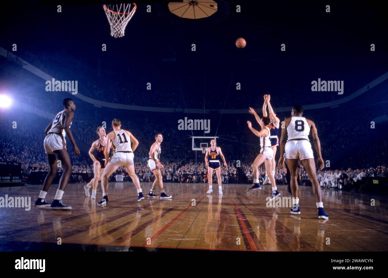 NEW YORK, NY - DECEMBER 27: Ernie Beck #7 of the Philadelphia Warriors ...