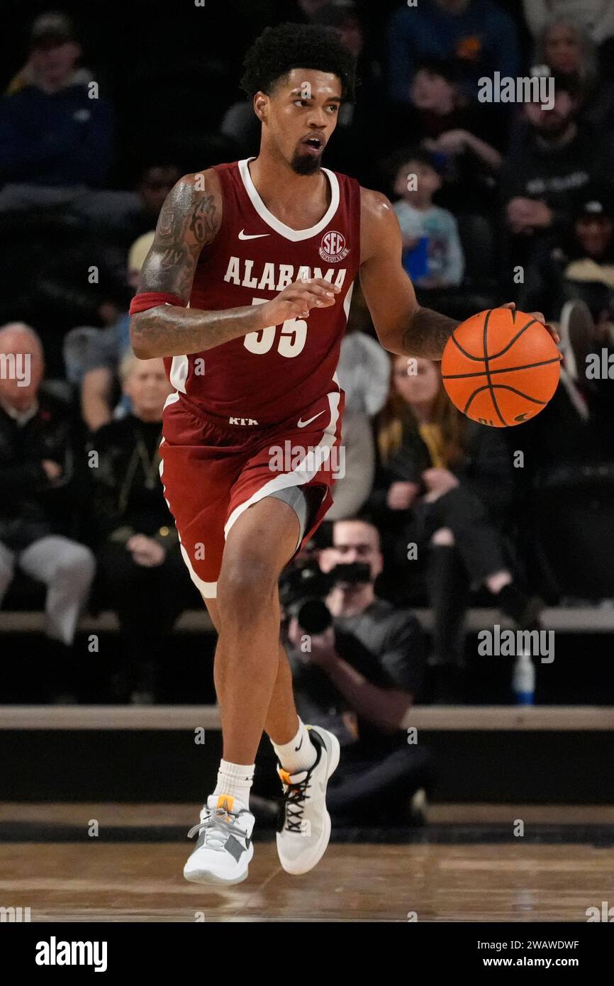 Alabama guard Aaron Estrada (55) plays during the second half of an ...