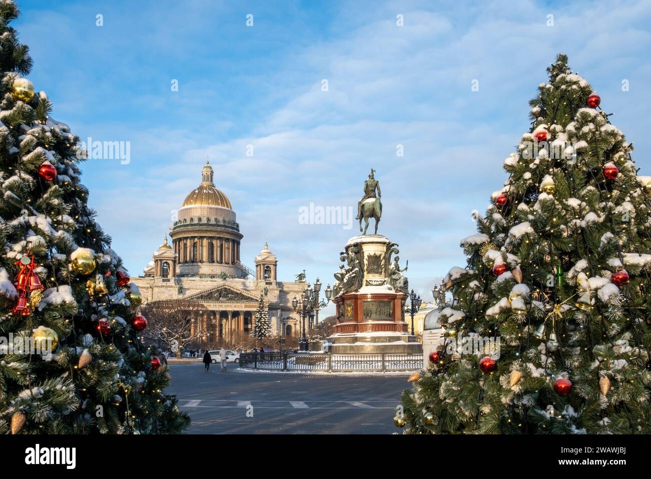 View of St. Isaac's Cathedral and the monument to Nicholas 1 Stock ...