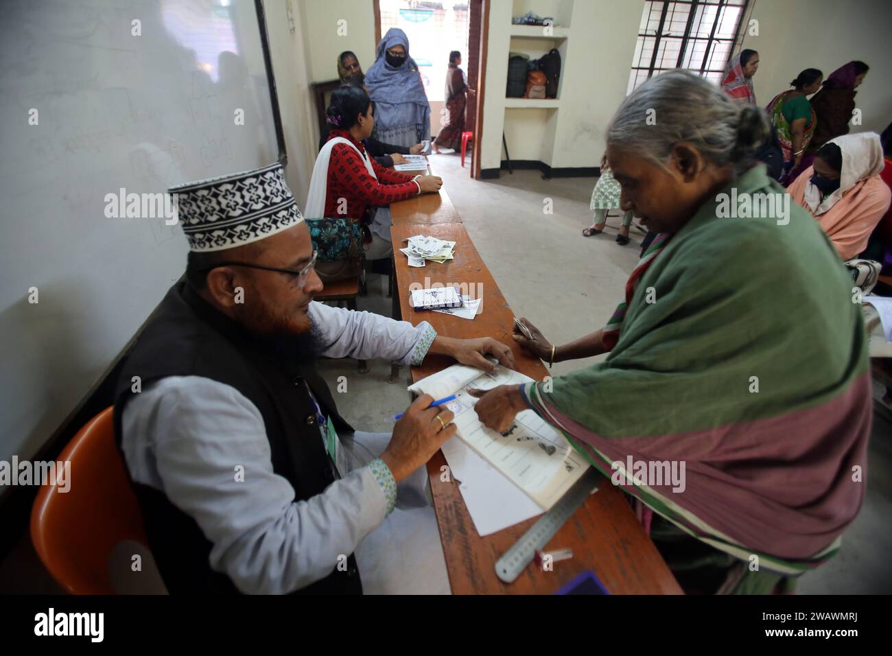 Dhaka, Wari, Bangladesh. 7th Jan, 2024. People check their names in the ...