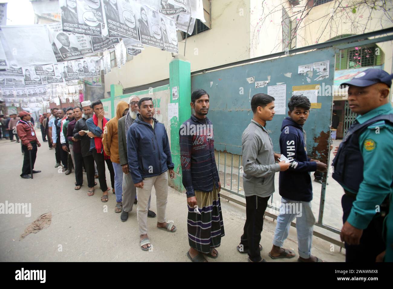 Dhaka, Wari, Bangladesh. 7th Jan, 2024. People arrive at a polling ...