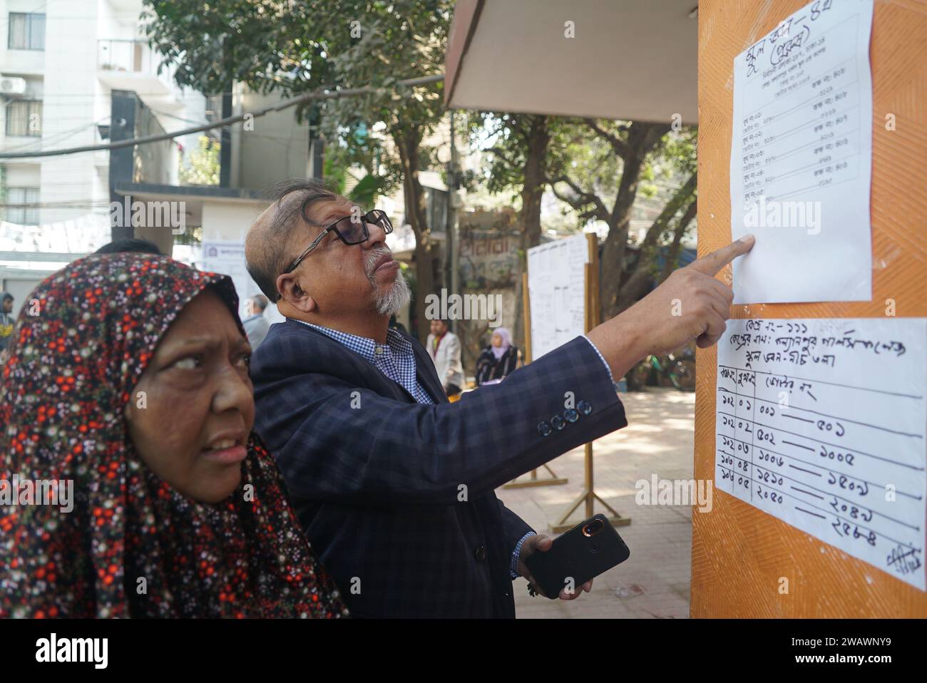 Dhaka. 7th Jan, 2024. Voters check voting-related information on a ...