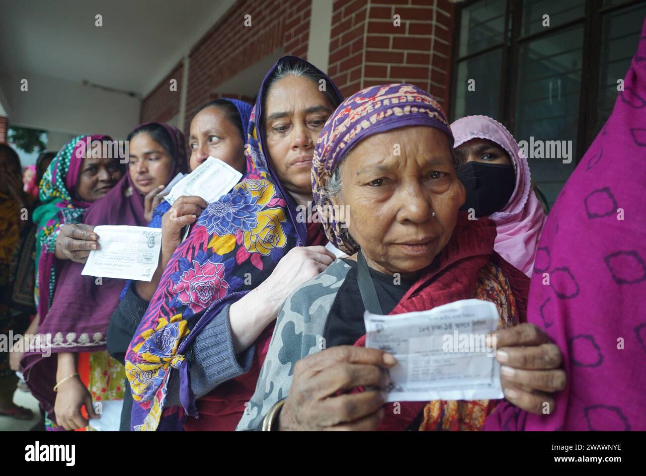 Dhaka. 7th Jan, 2024. Voters queue up at a polling station in Dhaka ...