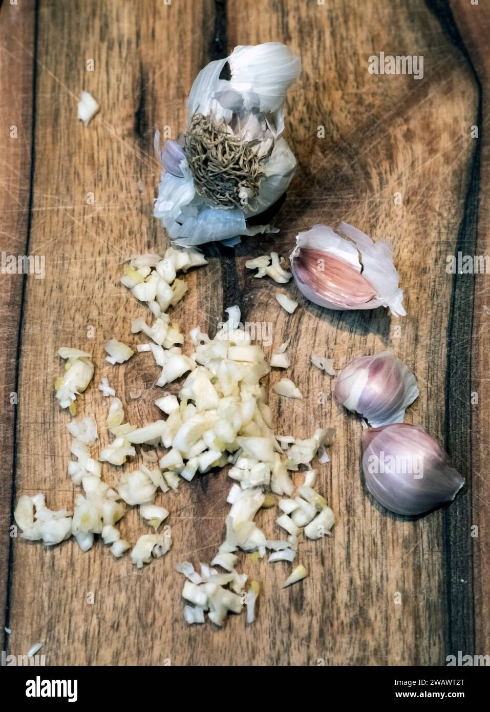 Vertical view on garlic on wooden tabel Stock Photo - Alamy