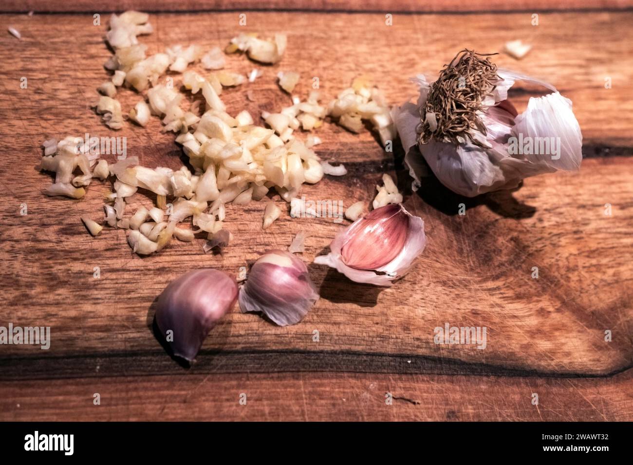 Fesh garlic on textured wooden tabel Stock Photo - Alamy
