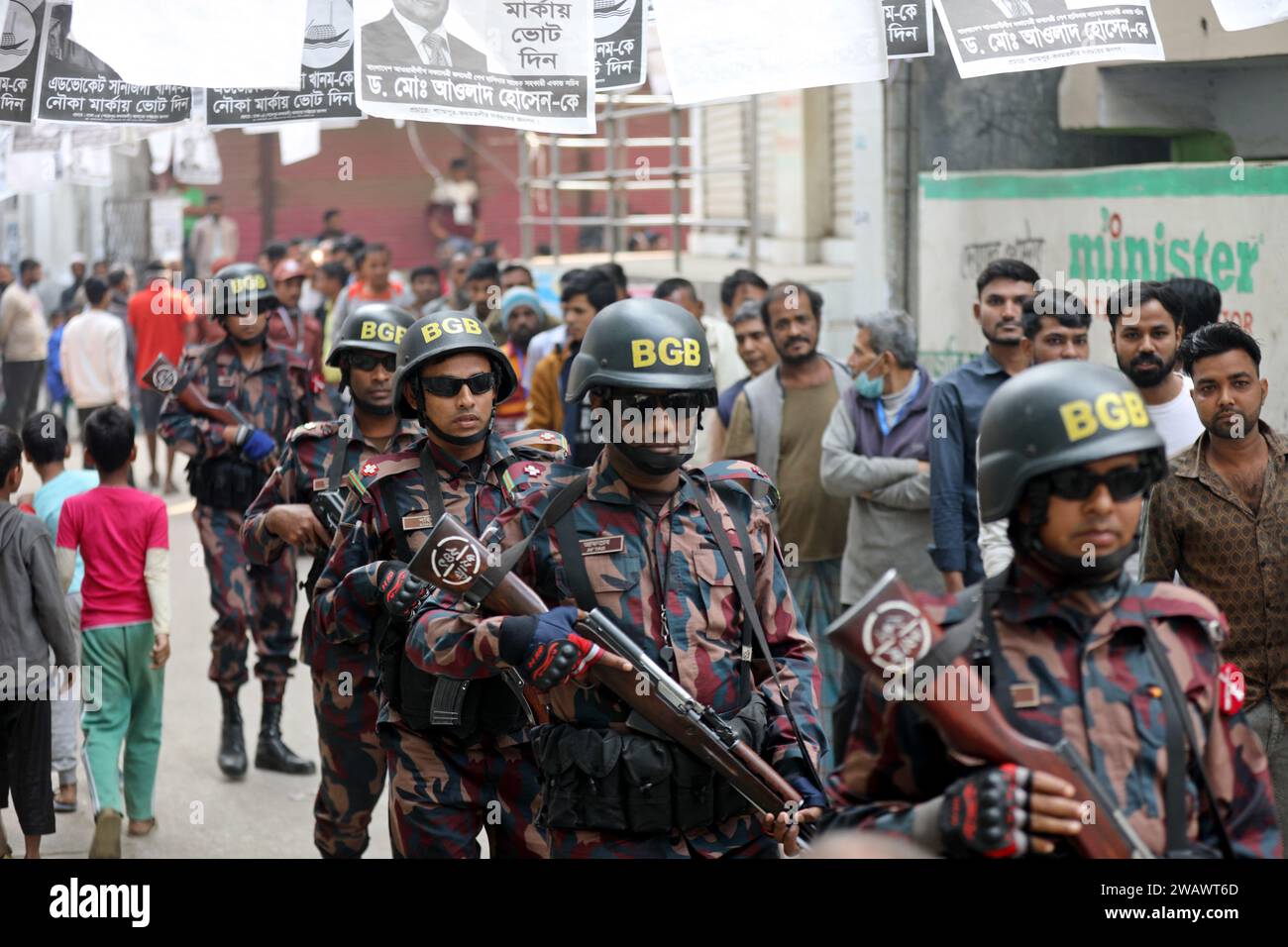 Dhaka, Bangladesh. 07th Jan, 2024. Border Guard Bangladesh (BGB) members ride a pickup truck ...