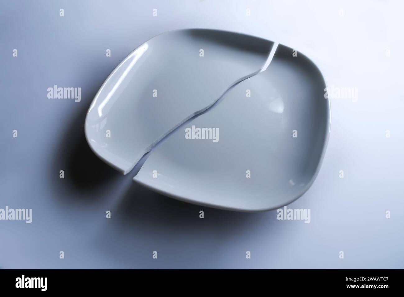 Broken blank white plate with one crack. Separation Stock Photo - Alamy