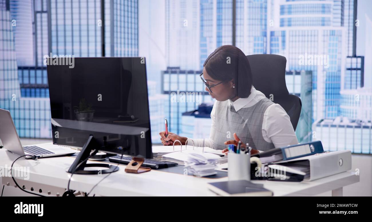 Financial lady hi-res stock photography and images - Alamy