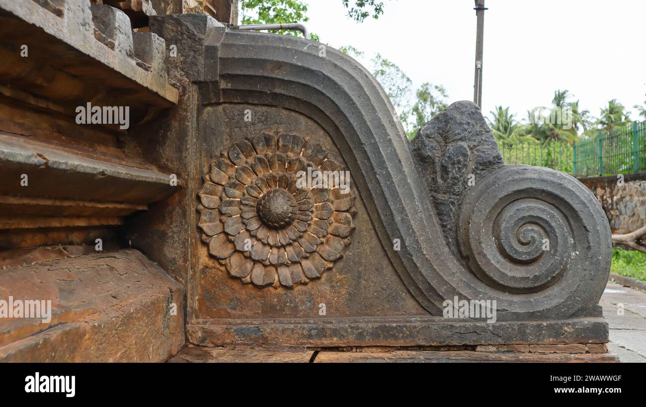 Beautifully Carved Staircase of Ancient Shree Tarakeshwara Swamy Temple ...