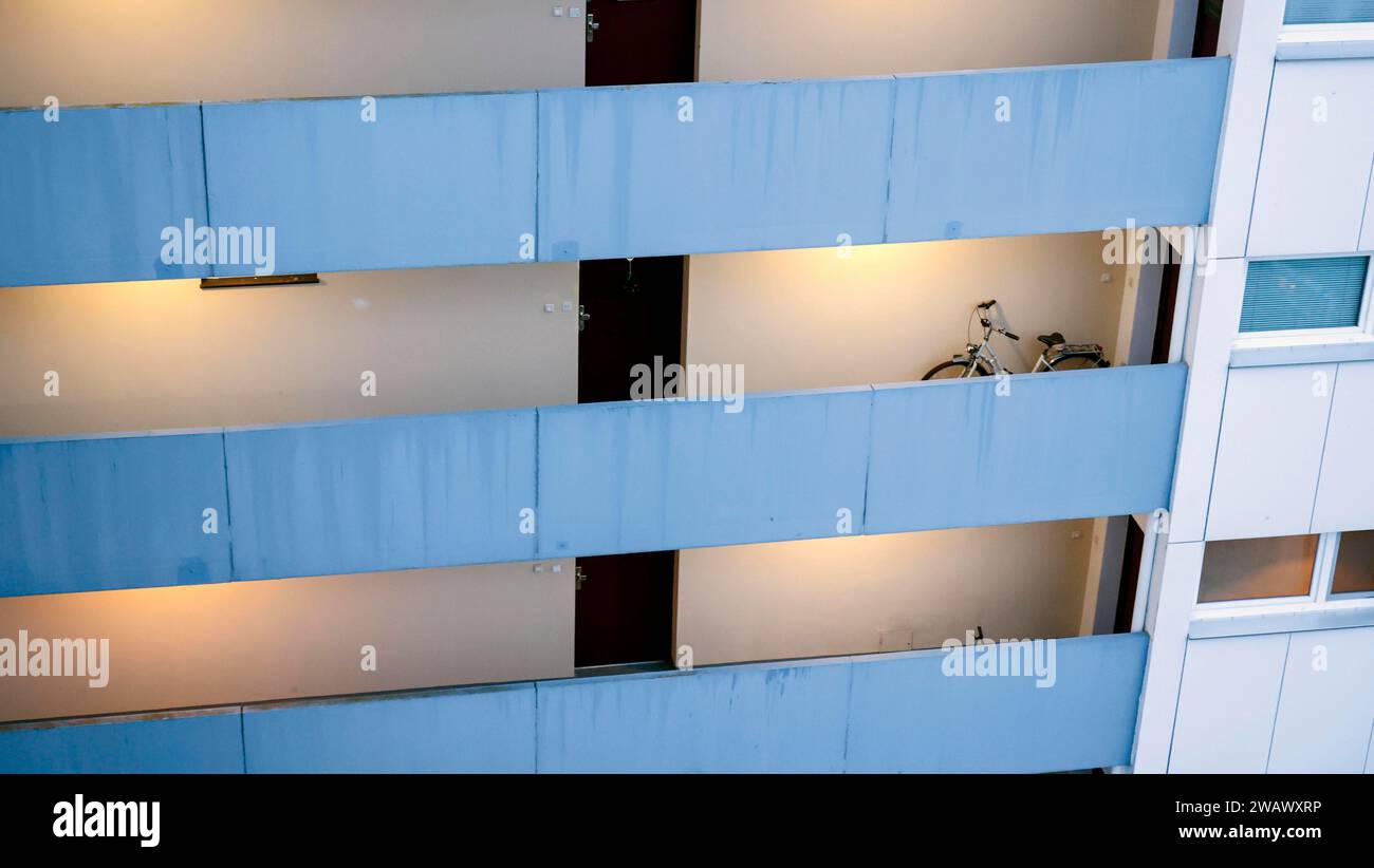 A bicycle stands in an open hallway in a tower block in Gropiusstadt ...