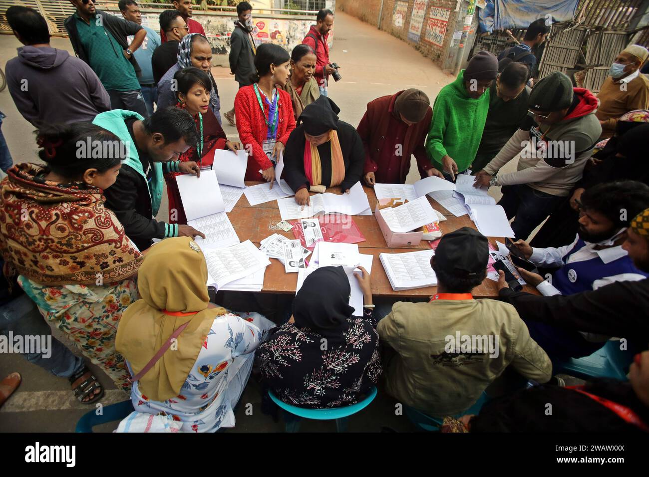 Wahlen in Bangladesch: Bevölkerung wählt neues Parlament People check ...