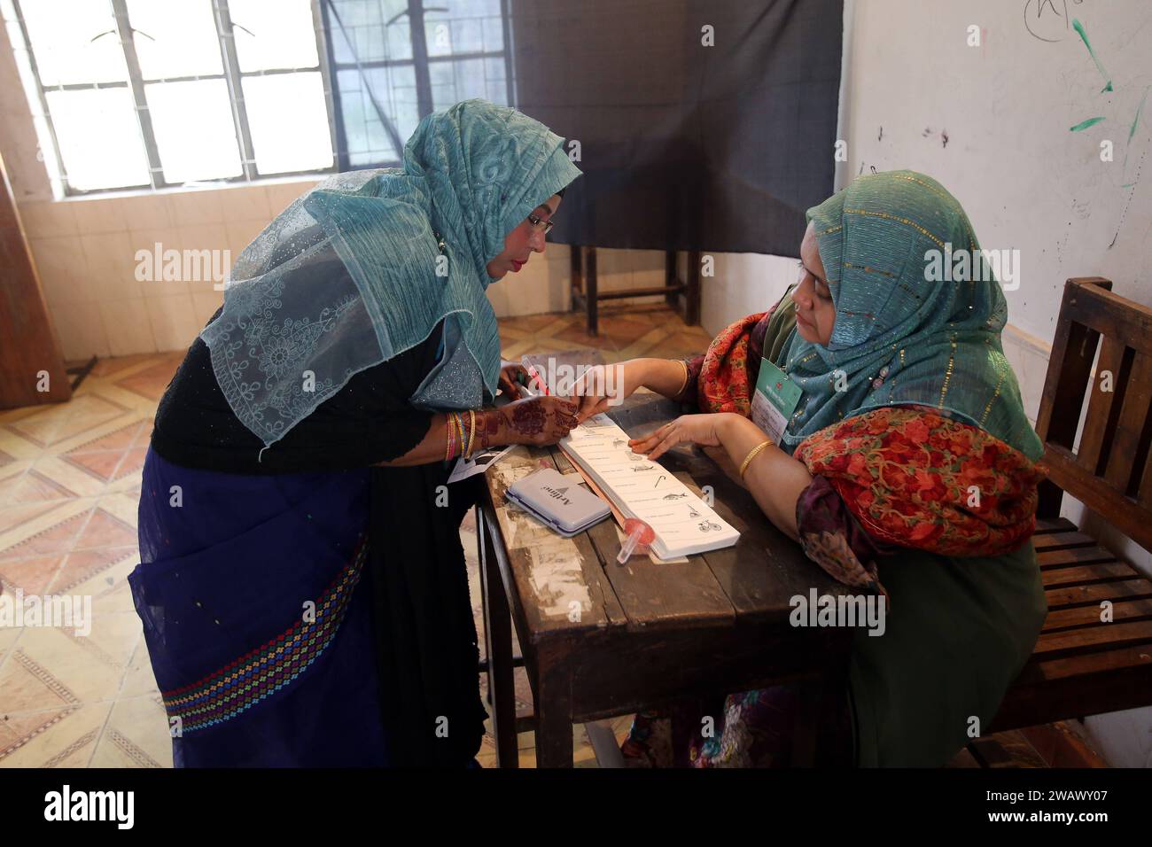 Wahlen in Bangladesch: Bevölkerung wählt neues Parlament People check ...