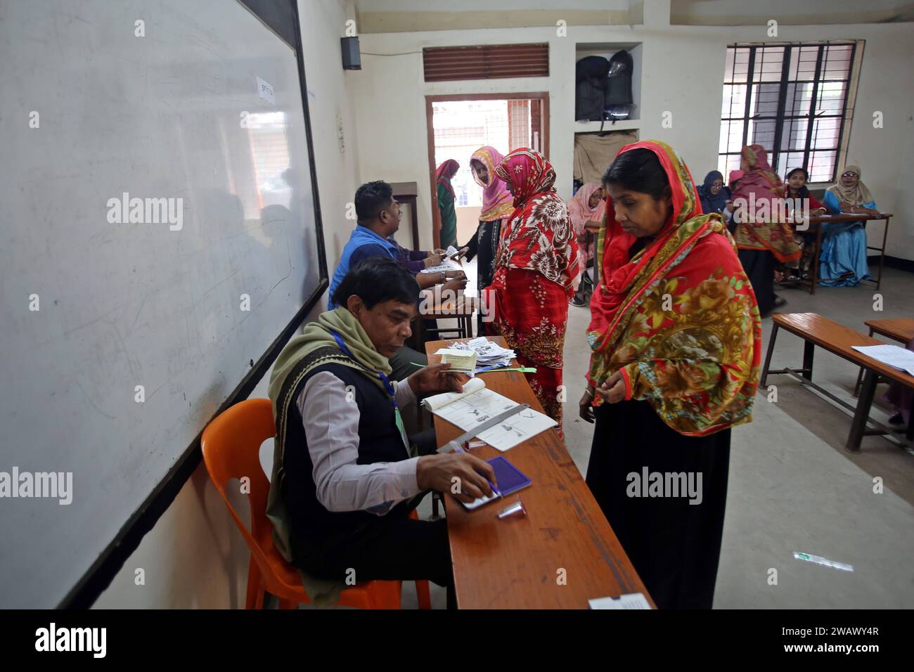 Wahlen in Bangladesch: Bevölkerung wählt neues Parlament People check ...