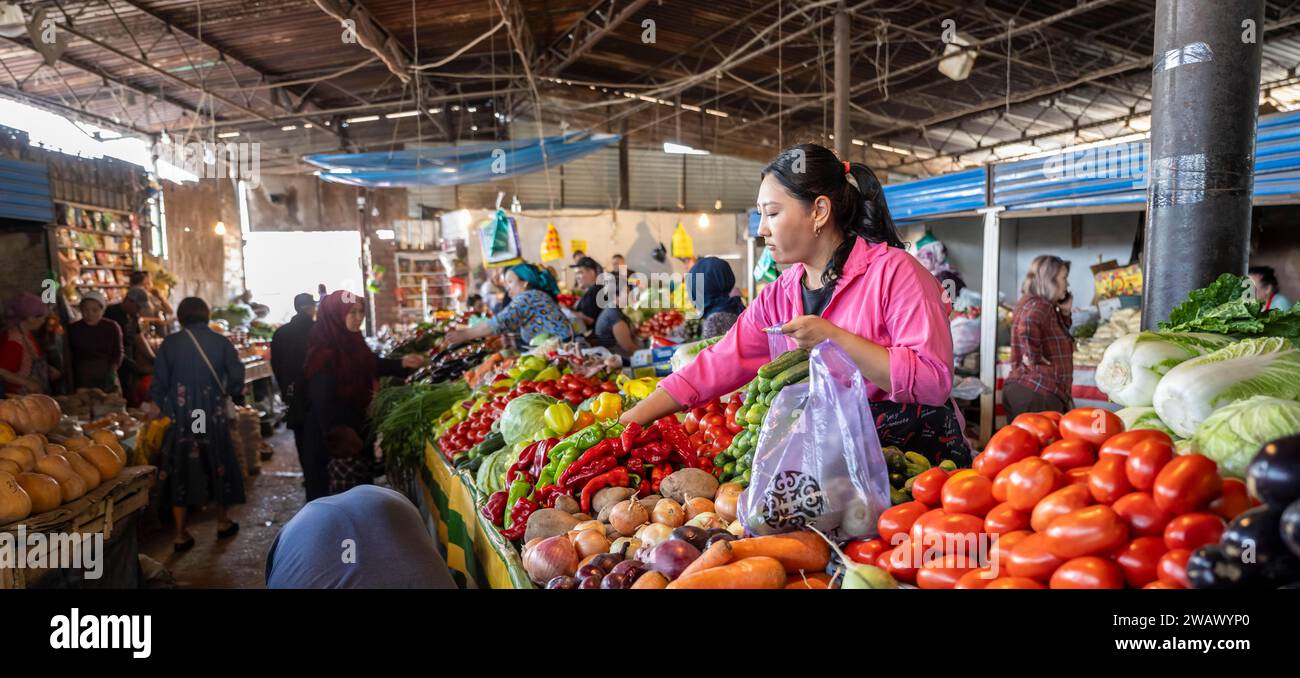 Woman at fruit and vegetable stand hi-res stock photography and images ...