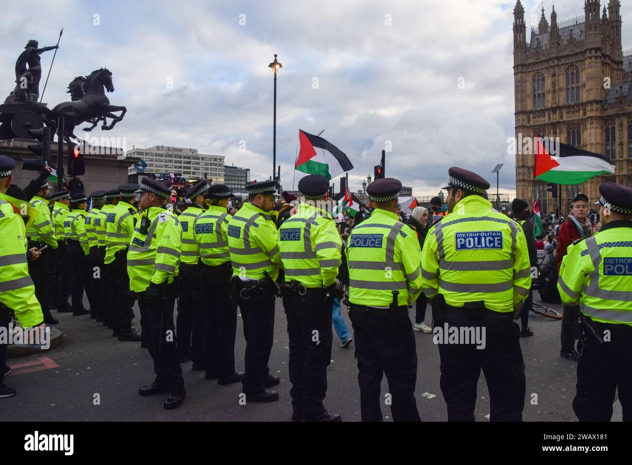 London, England, UK. 6th Jan, 2024. Police officers form a cordon next ...