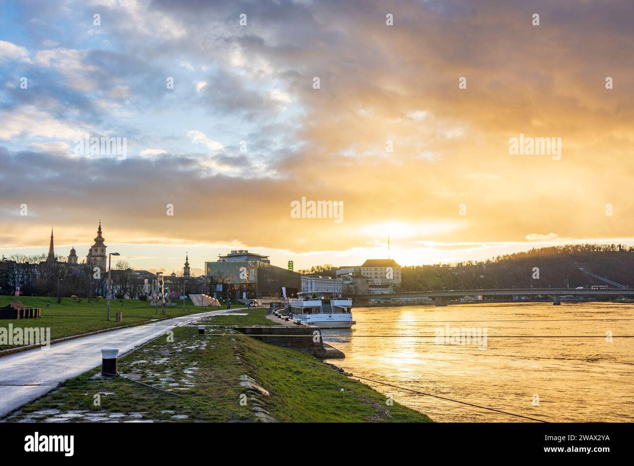 Linz: park Donaupark, way at Donaulände, Lentos Art Museum, Schloss ...