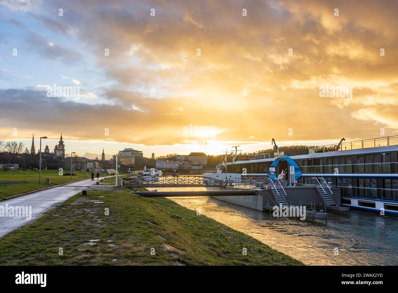 Linz: park Donaupark, way at Donaulände, Lentos Art Museum, Schloss ...