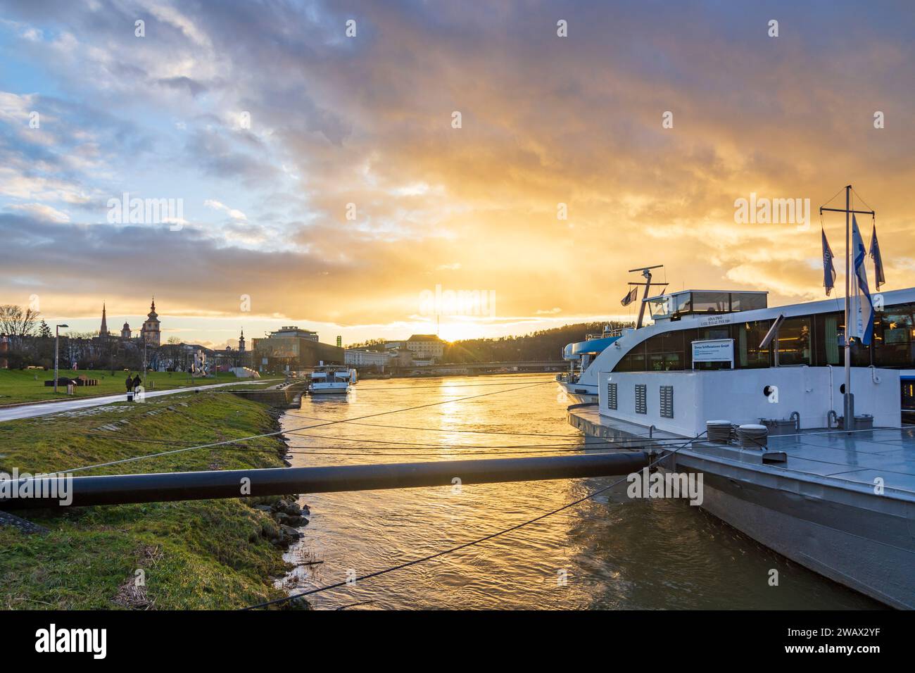Linz: park Donaupark, way at Donaulände, Lentos Art Museum, Schloss ...