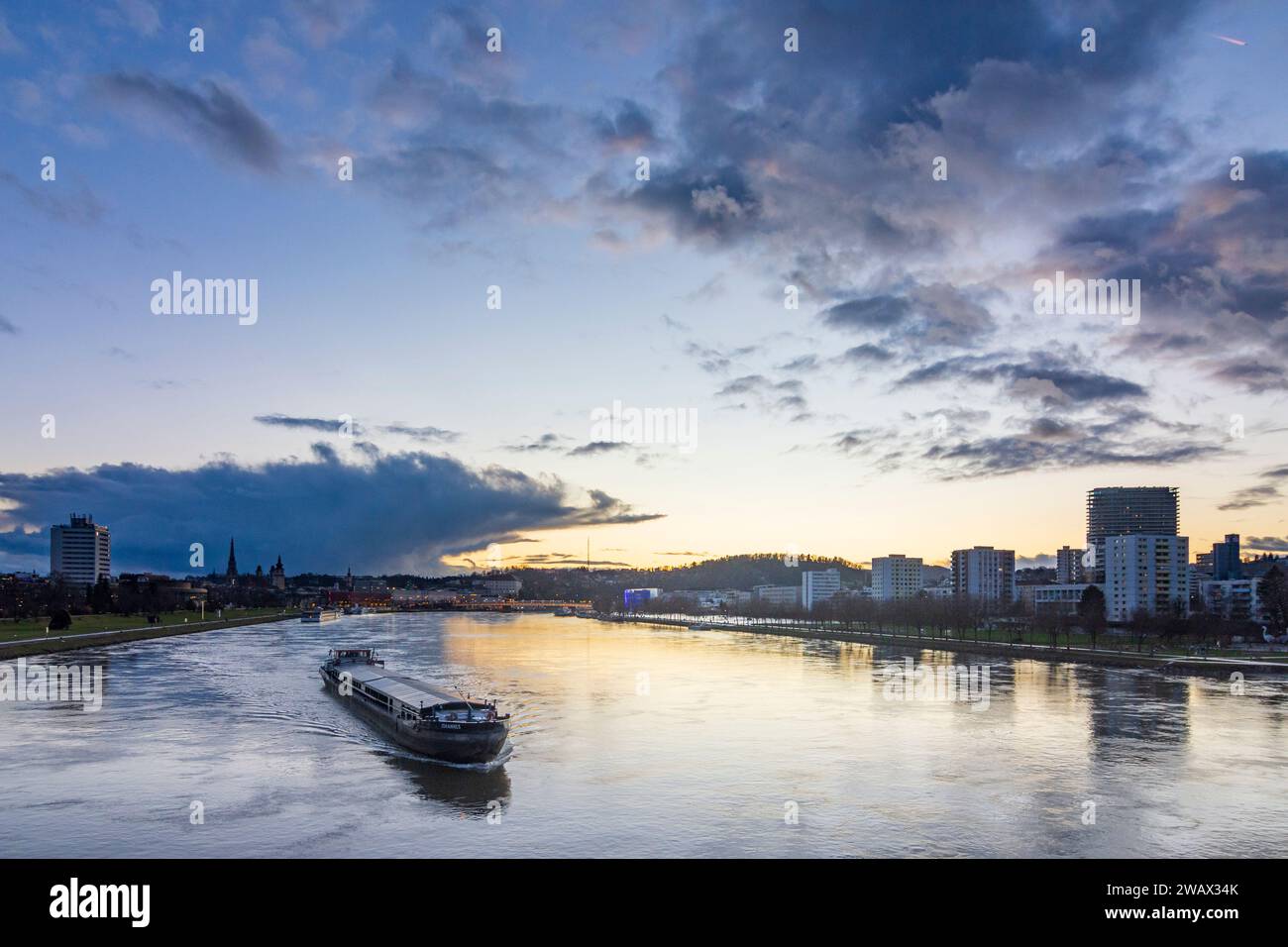 Linz: river Donau (Danube), bridge Nibelungenbrücke, Lentos Art Museum ...