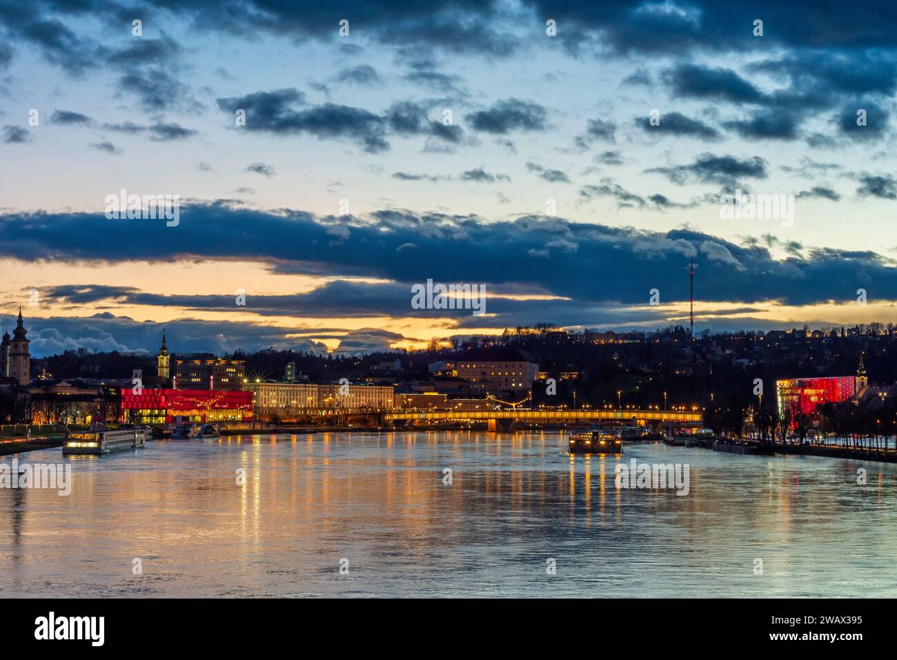 Linz: river Donau (Danube), bridge Nibelungenbrücke, Old Town, Lentos ...