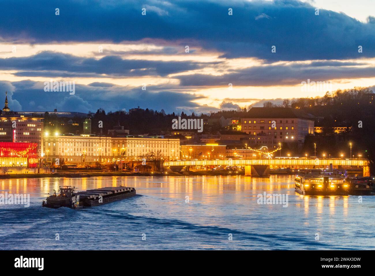 Linz: river Donau (Danube), bridge Nibelungenbrücke, Old Town, Schloss ...