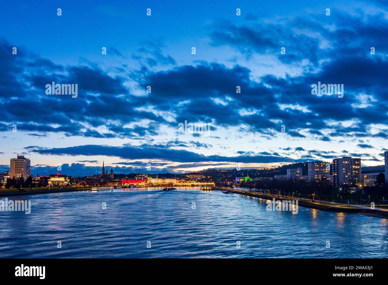 Linz: river Donau (Danube), bridge Nibelungenbrücke, Old Town, Lentos ...