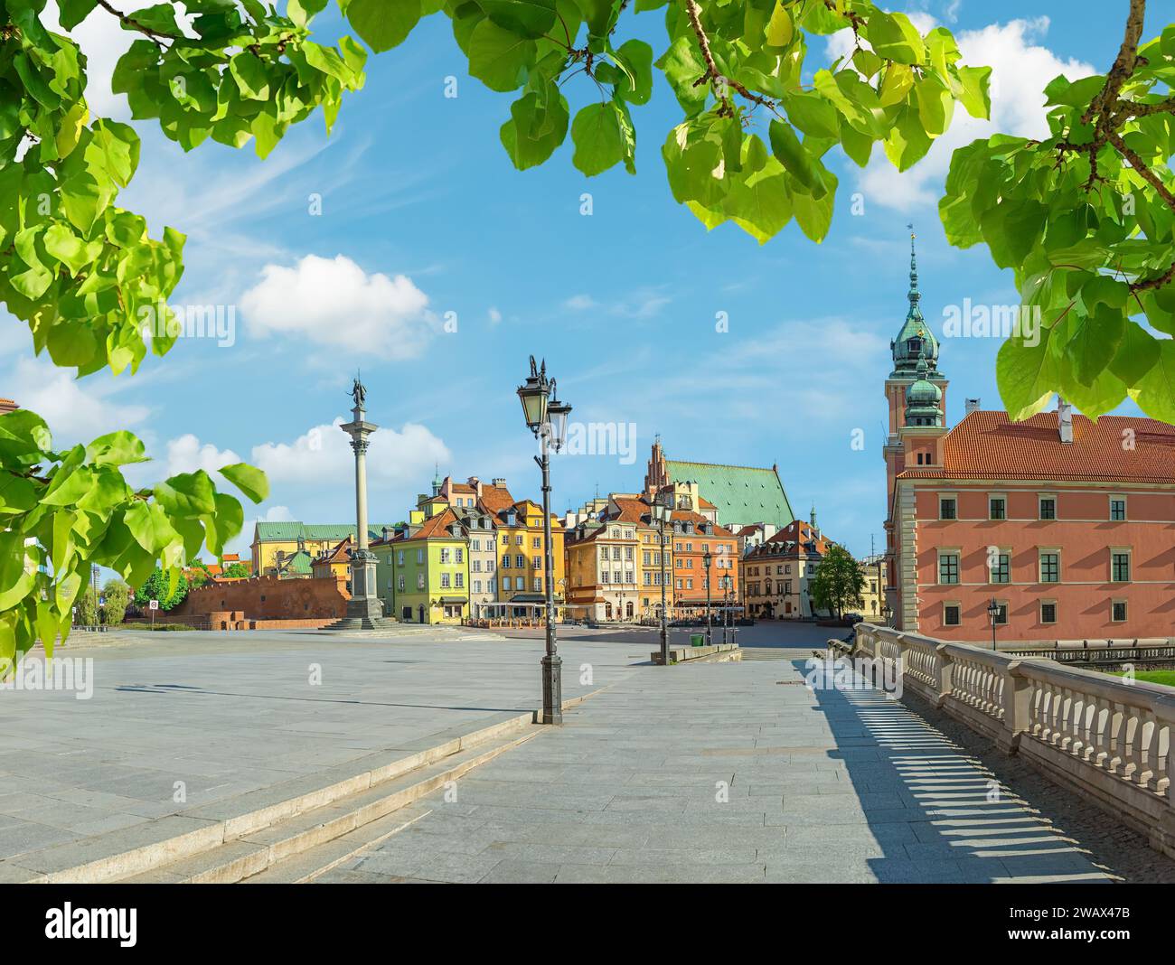 Old town in Warsaw, Poland. The Royal Castle and Sigismund's Column ...