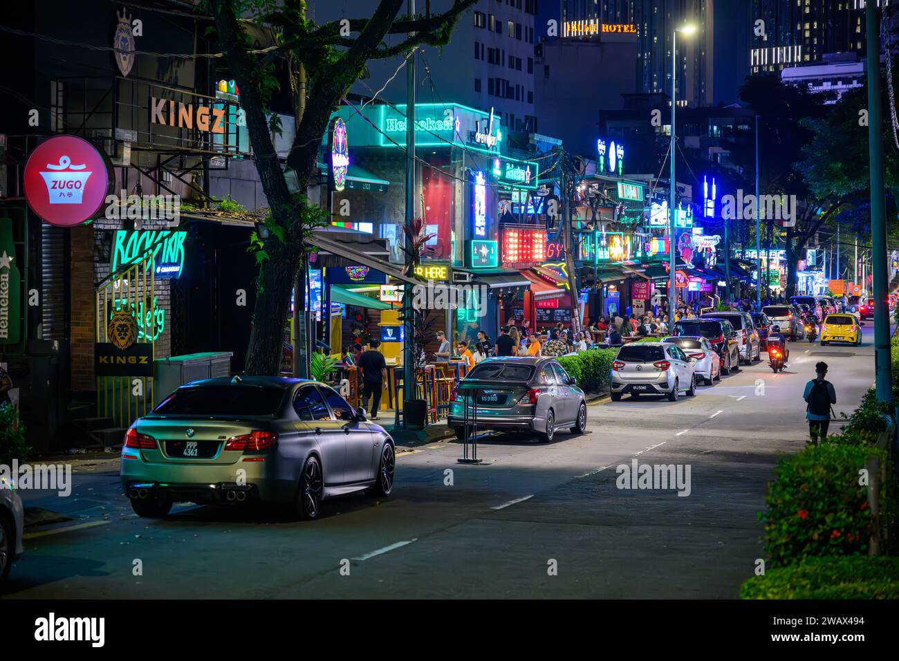 Kuala Lumpur nightlife. A busy evening on Changkat Bukit Bintang Stock ...