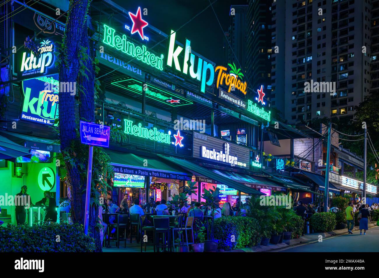 Kuala Lumpur nightlife. A busy evening on Changkat Bukit Bintang Stock ...